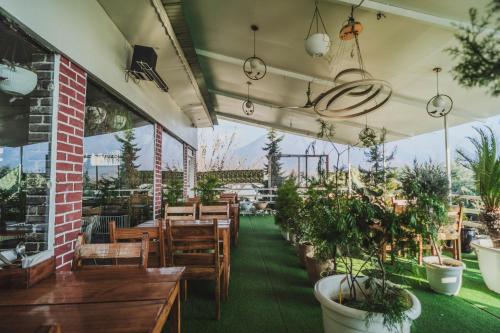 Dojee's The Floral Home - Srinagar