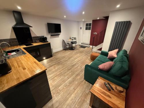 Cedar Barn - Nantwich, With Hot Tub - Nantwich