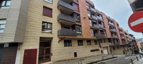 Cozy Yellow Home In Getxo - Getxo