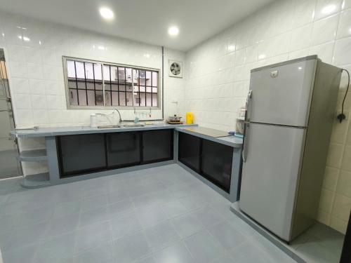 Cozy Homestay Near Pantai & Aeon Big - 10pax - Batu Pahat