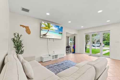 3 Bedrooms And 2 Bathrooms Charming Beachside House With King Bed - Boca Raton, FL