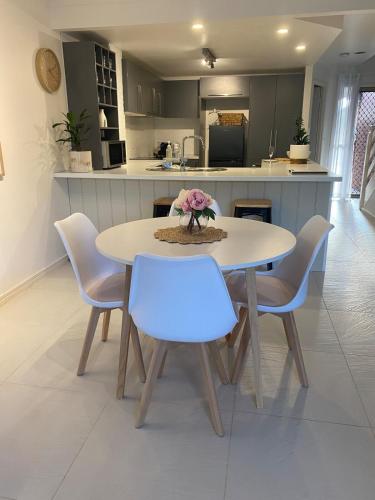 From $39pp - Close to Surfers & theme parks townhouse with yard, Gold Coast