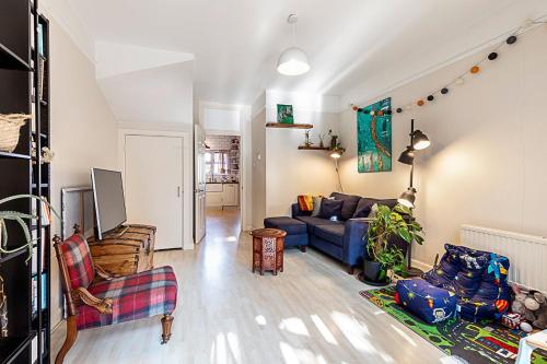 Stylish   Spacious 3-bed Home In Vibrant Bow - London
