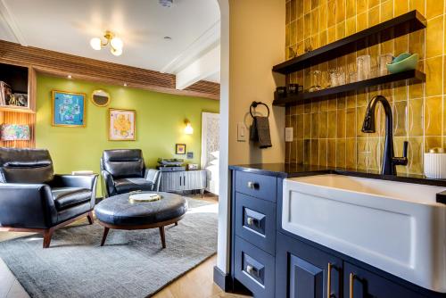 The Sun King At The Louie Boutique Motel, Walk To Everything! Dog Friendly! - Newport, OR