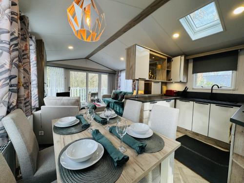 Escape The City - Cozy Caravan Next To The Lake - East Sussex