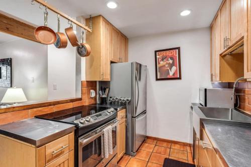 Modern Mountain Riverfront Condo, Walk To Lift - Avon, CO