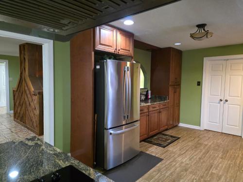 6br In Suburban Area Close To Freeway And Galeria - Memphis, TN