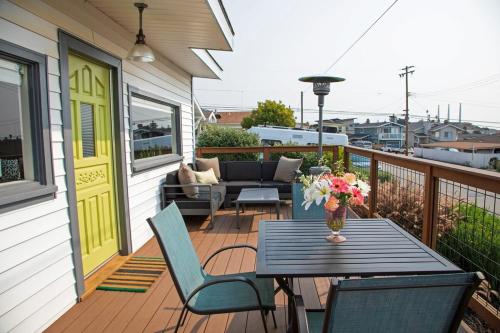Views Of Ocean And Iconic Morro Rock, Beach Cottage - Morro Bay, CA