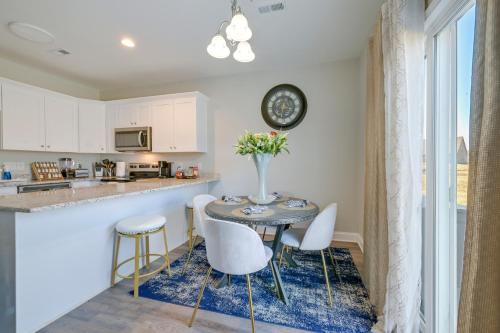 5 Mi To Charlotte Motor Speedway: Cozy Townhome - Concord, NC