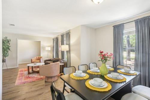 Tx A&m! Tamu! Pet Friendly! 7 Beds, King & Queen! Billiards! Fire Pit Oasis! - Bryan, TX