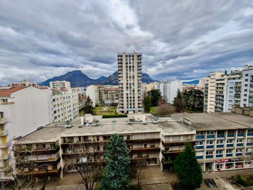 Spacious 80m2 Apartment - 8th Floor, Free Parking, Sleeps 5 - Grenoble