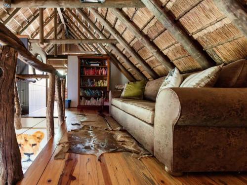 Mountain Canadian Log Home - Hartbeespoort