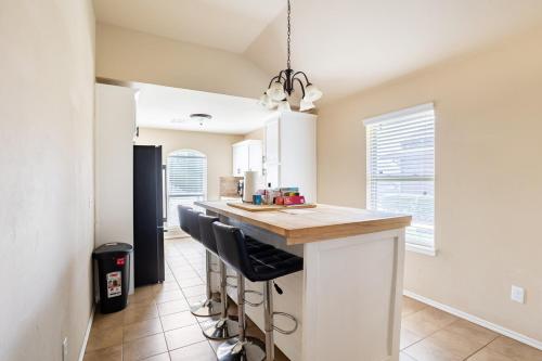Cheerful 3 Bdrm Space, 2 Bath!. You Gotta Love It! - 에드먼드