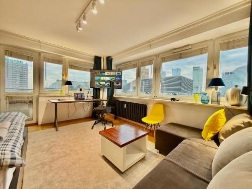 Blue 1 Lux Metro Fast Wifi 8gbs 75'tv Netflix Showmax Disney - Varsovia