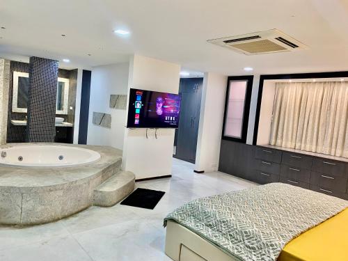 Natti's 4br -Cozy Casa |Jacuzzi By Homeyhuts - Hyderabad