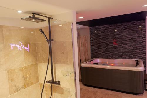 Loveroom De Charme Avec Jacuzzi Et Sauna - Aubagne