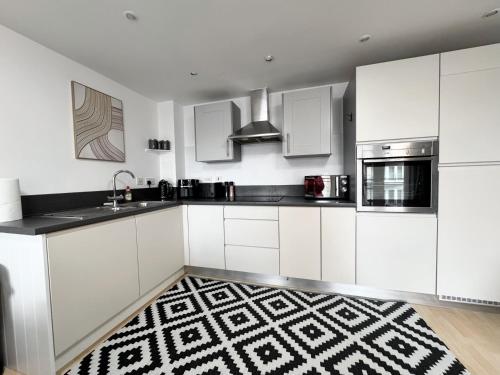 Refurbished Apartment 2 Bath 2 Bedroom Wlift! - Basingstoke