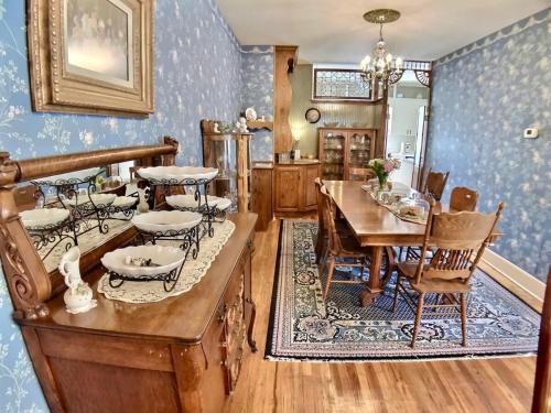 Brownstone Innkeeper Iconic Location Walk To Dwntn - Eureka Springs, AR