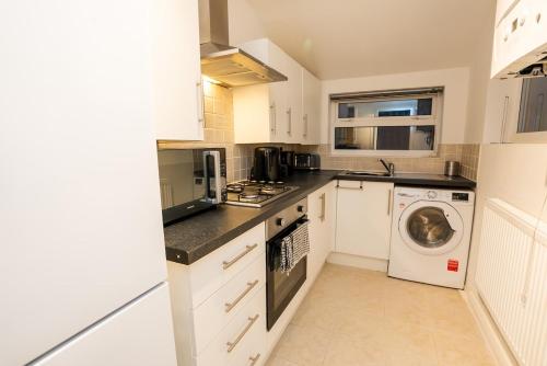 Comfy 4 Bed House Near Notts City Centre - Free Parking - Nottingham