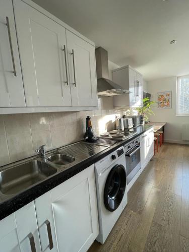 Convenient Quiet Flat With Parking - Andover