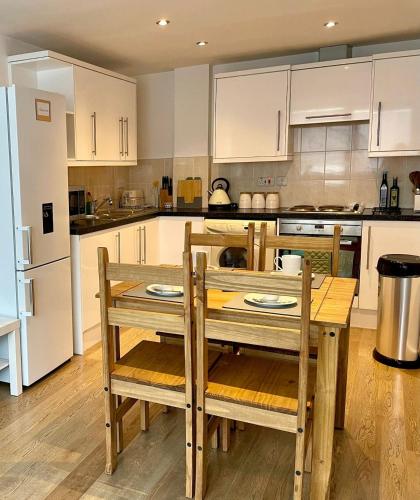 Modern Flat Overlooking High St - Andover