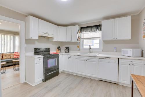 3 Mi To Dtwn Greensboro! Cozy Cottage W/ Deck - Greensboro, NC