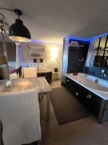 Love-room Discret 40 M2 Bormes Les Mimosas Village Avec Terrasse - Le Lavandou