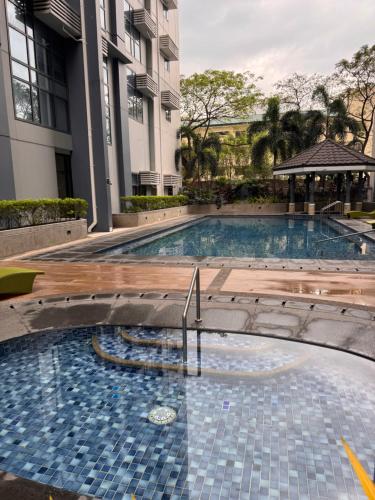 The Cozy Condo In Mckinley - Metro Manila