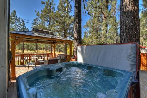 88 Acres Cottage In Big Bear W Hottub & Fireplace - Big Bear, CA