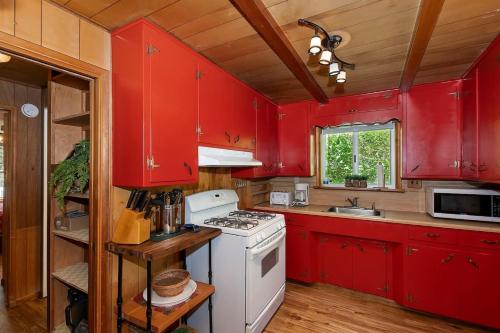 Sunshine Cabin - Cozy 2-story Getaway - Forest Falls, CA