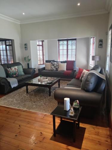 Fancy Pansy 4: Secure Modern 2 Bed Family Home - Germiston