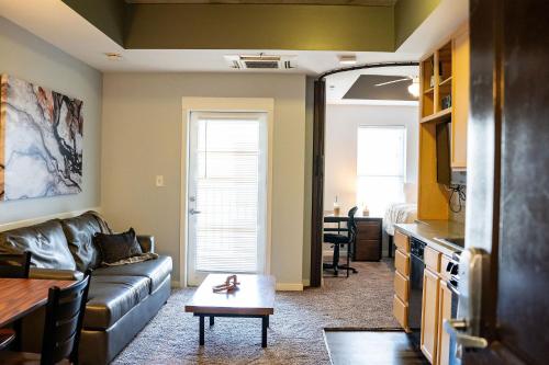 Chic City Apartment With Parking Canal View Roofdeck - Indianapolis, IN