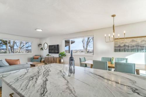 Skyline Overlook Panoramic Views & Hot Tub - Colorado Springs, CO