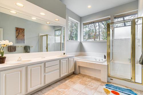 Hot Tub, Fire Pit: Retreat In The Woodlands! - The Woodlands, TX