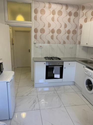 Supreme Apartment - Near Tube Stations, Free Parking & Air Conditioning - London