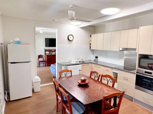 A Yearenda - Water Views -3br - Steps To The Beach - Burrum Heads