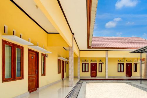 Oyo Life 93255 Kosan Teratai Jaya - Lombok