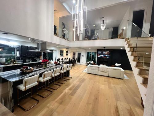 Luxury Home W Pool, Open Kitchen, Poker Room & More - Dallas, TX