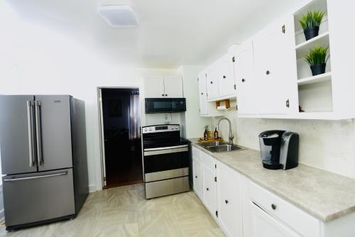 Prime Location Duo Nest & Rest - Kingston, Canada