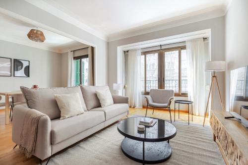 From €42pp - Blueground Galvany doorman AC near park BCN-178, Barcelona