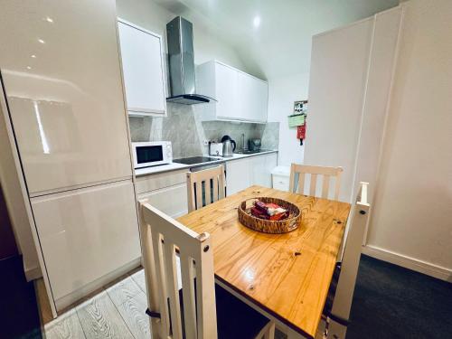 Stylish 1 Bedroom Flat In The Heart Of Staines - Staines-upon-Thames