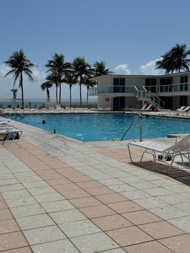 Castle Beach Studio,tennis Court And Swimming Pool With Beach Access - Miami Beach, FL