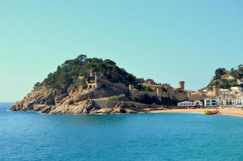 Apartamentos Cala Salions, Tossa de Mar, Girona - ApartamentosBaratos.com