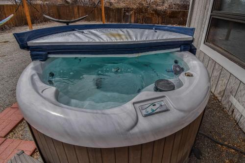 Sunny Family Home In Denver With Huge Yard And Hot Tub - Denver, CO