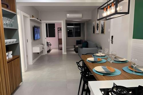 Apartamento 2 Quartos Reformado Na Quadra Da Praia - Rio de Janeiro