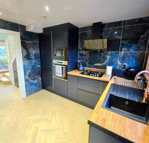 Super Luxury 2 Bedroom, Full House Sleep 5 With Garden & Parking Close To Airport - Paisley