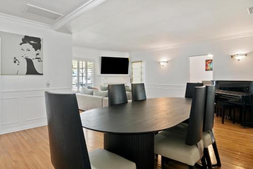 Modern Piano Los Angeles Home By Universal Studio & Hollywood For 10 - West Hollywood, CA