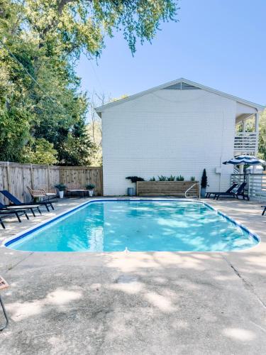 Downtown Ocean Springs: Pool & Beach - Biloxi, MS
