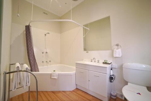 Large Studio Apartment With Spa Central Ballarat - Ballarat