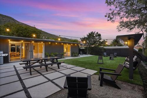 Malibu Beach House By Stay Awhile Villas - Malibu, CA